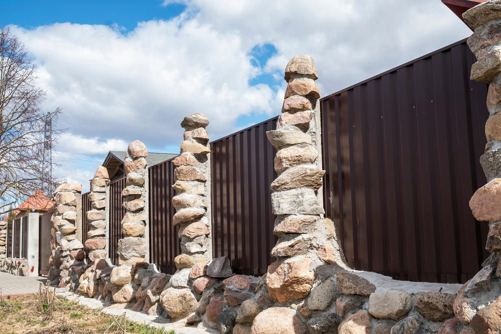 Donnez du charme à votre jardin : misez sur la clôture en pierre